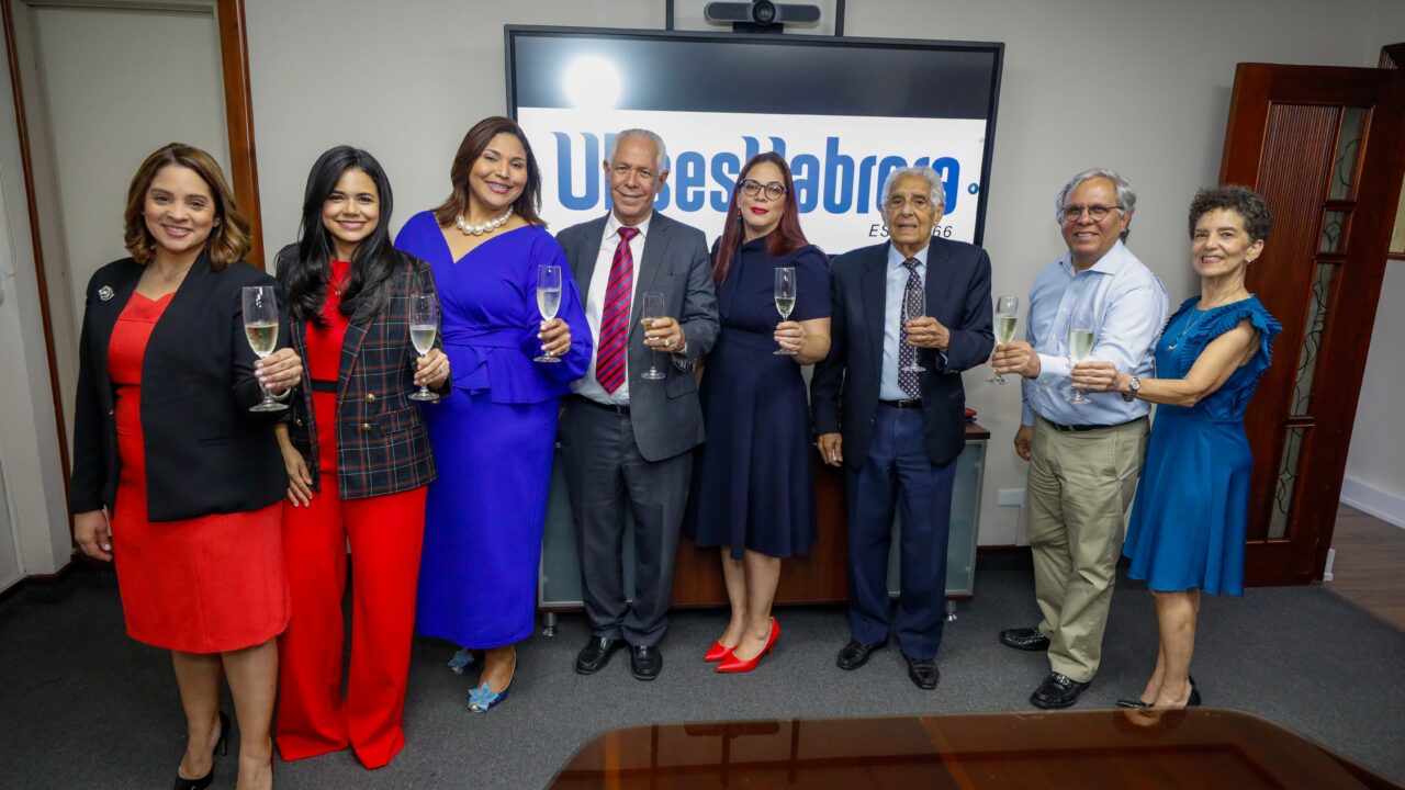 Ulises Cabrera celebra promoción de nueva socia | Ulises Cabrera